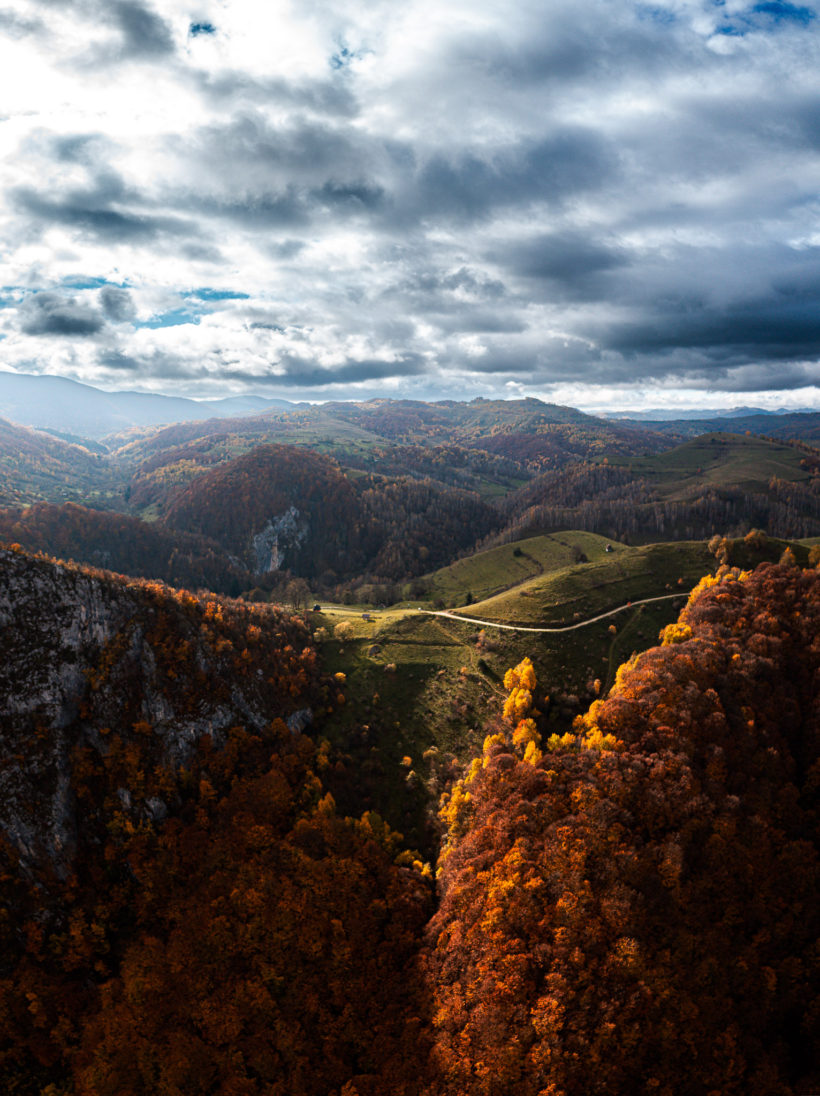 #SateleMunților: Dimineață de toamnă în satul Dumești din Munții ...