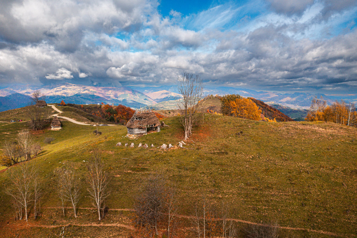 #SateleMunților: Dimineață de toamnă în satul Dumești din Munții ...